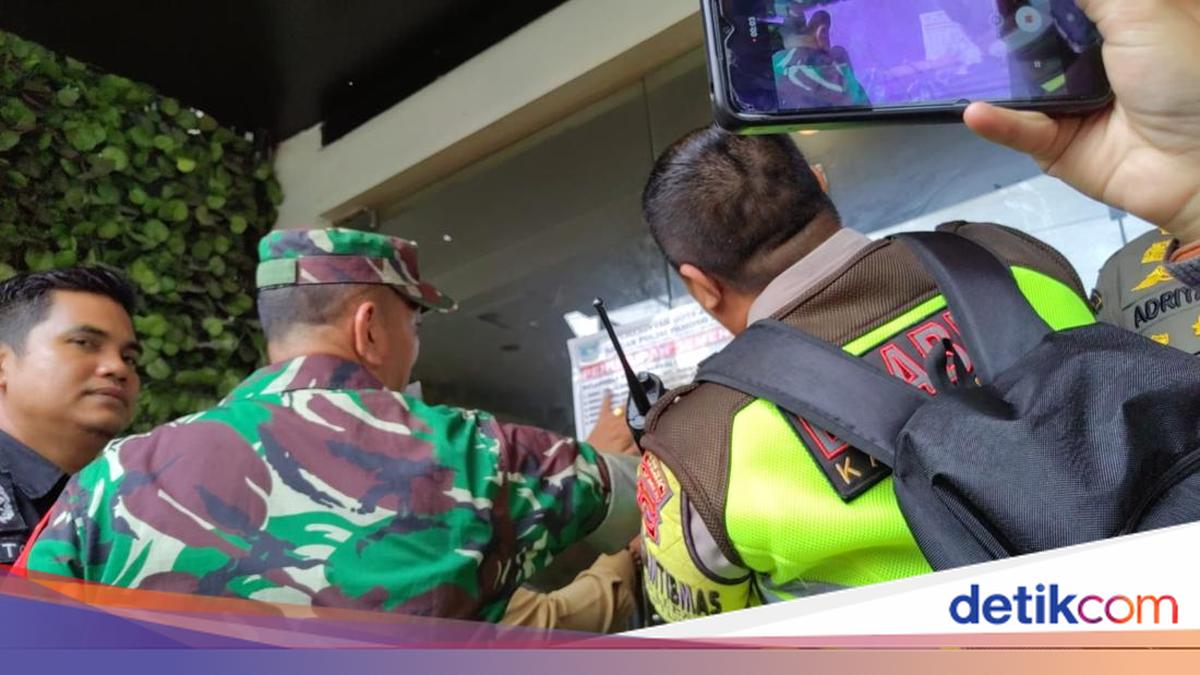 Diduga Jadi Tempat Prostitusi, OYO di Jambi Disegel Satpol PP
