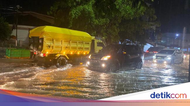 Potret Jalan Trans Sulawesi di Parepare Banjir, Lalin Sempat Macet 5 Km