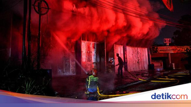 Penampakan Kebakaran yang Hanguskan Ruko di Bandung
