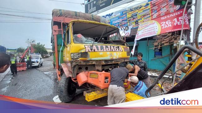 Truk Tronton Tabrak Mobil dan Pos Polisi di Jalan Lingkar Kudus