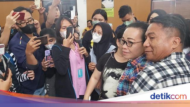Orang Tua Richard Eliezer Jadi Rebutan Foto Pengunjung Sidang