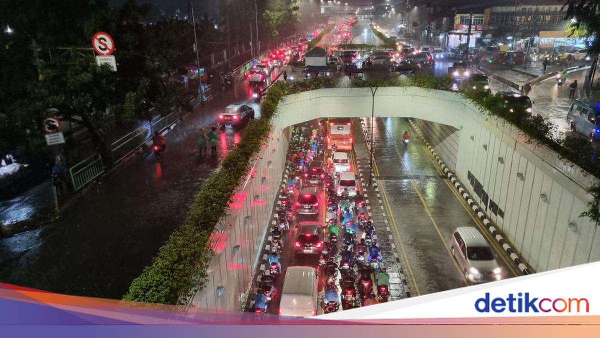 Hujan Deras, Pasar Minggu Arah Lenteng Agung Macet Parah