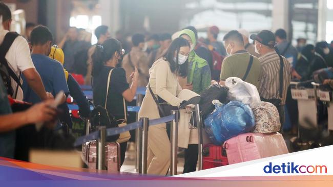Potret Ramainya Bandara, Penumpang Pesawat Naik Drastis Selama 2022