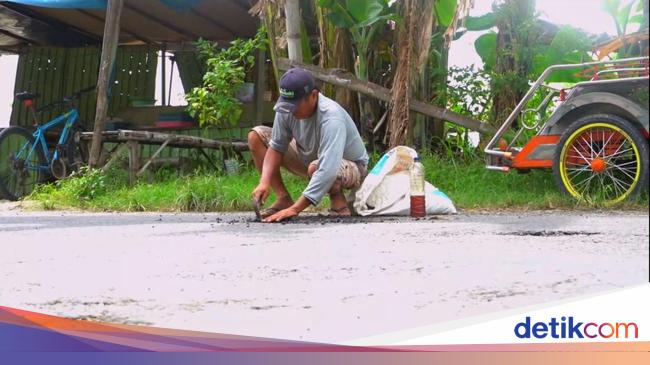 Alasan Tukang Becak Lamongan Tambal Sendiri Jalan Berlubang Bikin Terenyuh