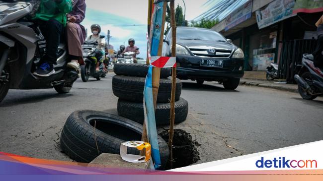 Hati-hati! Ada Jalan Amblas di Ciputat Tangsel Hati-hati! Ada Jalan Amblas di Ciputat Tangsel