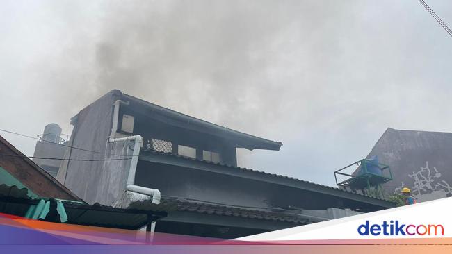 Rumah di Tomang Jakbar Kebakaran, Asap Mengepul