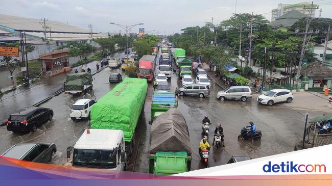 Jalan Kaligawe Depan RSI Banjir, Semarang-Demak via Pantura Macet