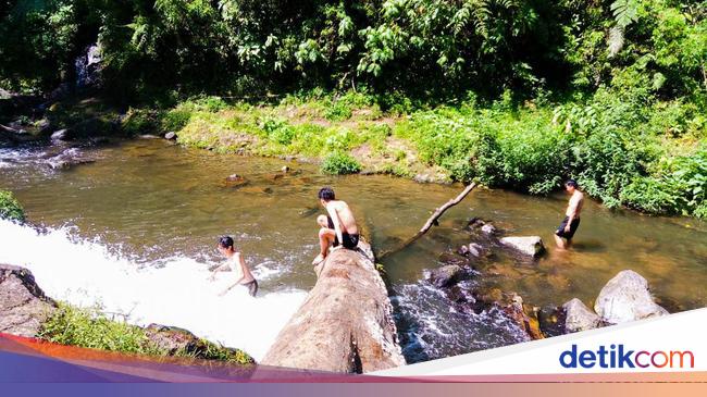 Menjajal Wisata Curug Layung di KBB, Harga Tiket hingga Rutenya