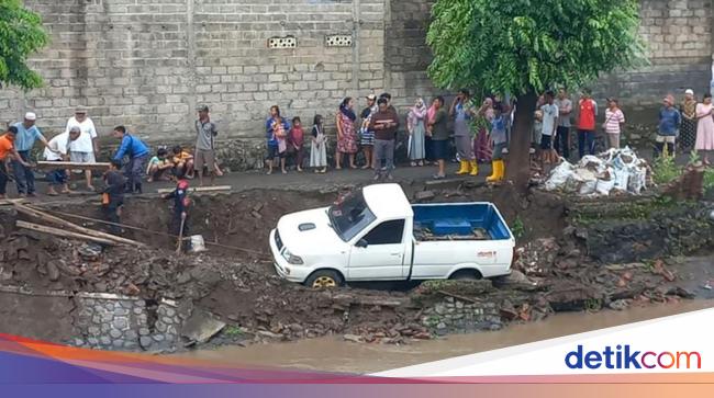 Plengsengan di Pasuruan Ambrol, Pikap Parkir di Atasnya Tercebur Sungai Plengsengan di Pasuruan Ambrol, Pikap Parkir di Atasnya Tercebur Sungai