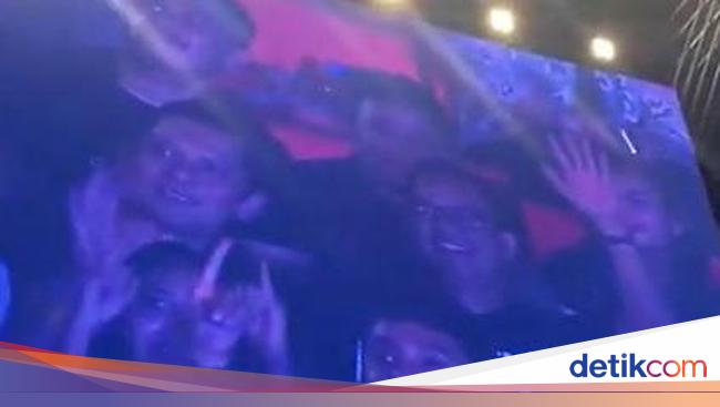 Momen Kebersamaan AHY dan Anies Baswedan Saat Konser Dewa 19 Momen Kebersamaan AHY dan Anies Baswedan Saat Konser Dewa 19