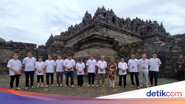 Momen Sandiaga-Delegasi ATF Naik Candi Borobudur Pakai Sandal Upanat