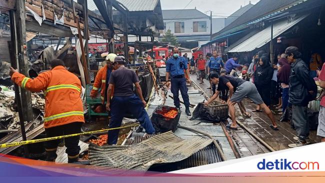 Api Muncul Lagi, Damkar Kembali Padamkan Api di Pasar Adat Lelateng