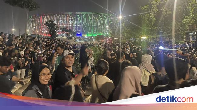 Penonton Keluhkan Akses JIS Usai Konser Dewa 19: Jalanan Stuck! Penonton Keluhkan Akses JIS Usai Konser Dewa 19: Jalanan Stuck!