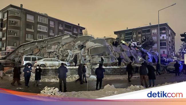 Gedung-gedung di Turki Runtuh Diguncang Gempa M 7,8