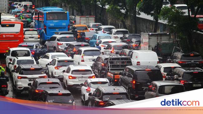 Cerita Warga 2 Jam Stuck di Jalan TB Simatupang gegara Banjir