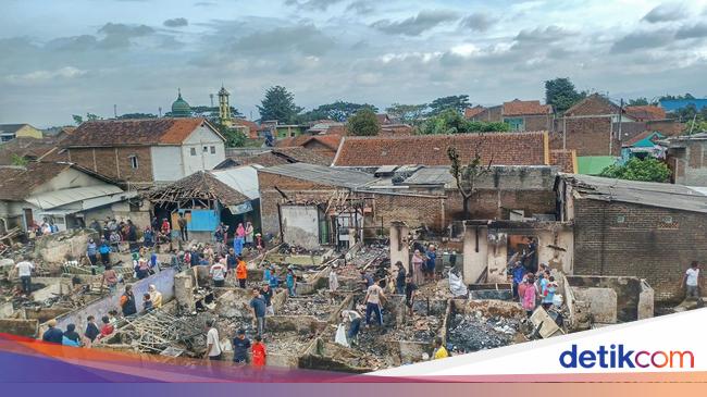 Potret Ganasnya Api Membakar 25 Rumah di Bandung