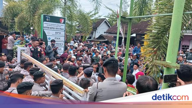 Kades di Lombok Tengah Didemo Diduga Minta Foto Bugil Warganya