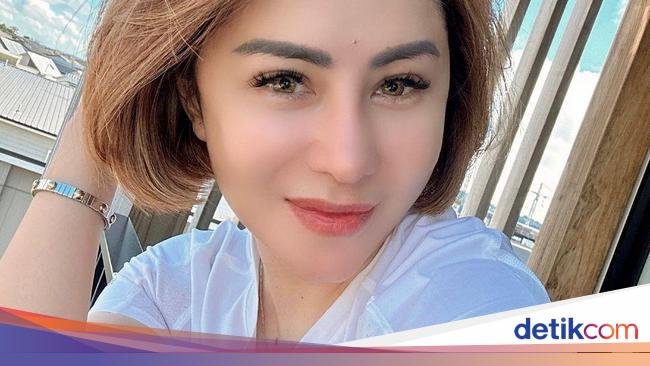 8 portraits of Femi Permatasari with swollen and bruised face after 6 ...