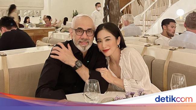 Selisih 18 Tahun, Ini Kemesraan Bunga Zainal dan Suami Saat Kulineran