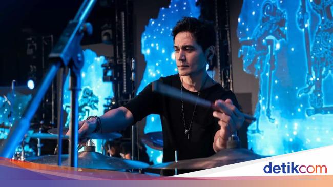 6 Foto Tyo Nugros yang Tak Menua, Intip Tips Hidup Sehatnya