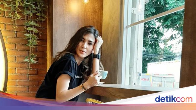 Dee Adnan, Pacar Tyo Nugros yang Hobi Ngopi di Kafe