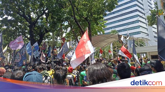Driver Ojol Geruduk Balai Kota, Tolak ERP dan Desak Copot Kadishub DKI