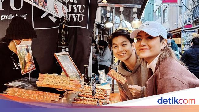 10 Pose Keren Jonathan Alden, Pacar Awkarin Saat Kulineran