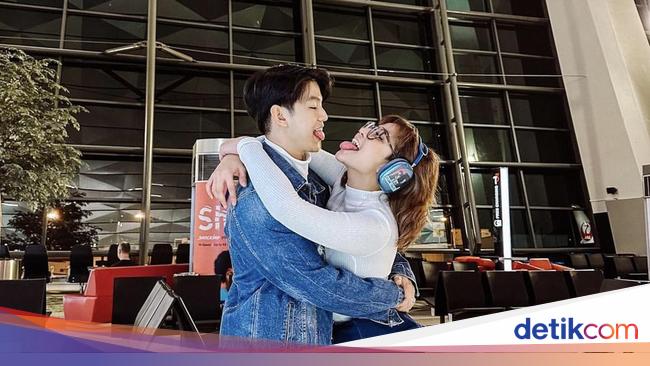 10 Pose Keren Jonathan Alden, Pacar Awkarin Saat Kulineran