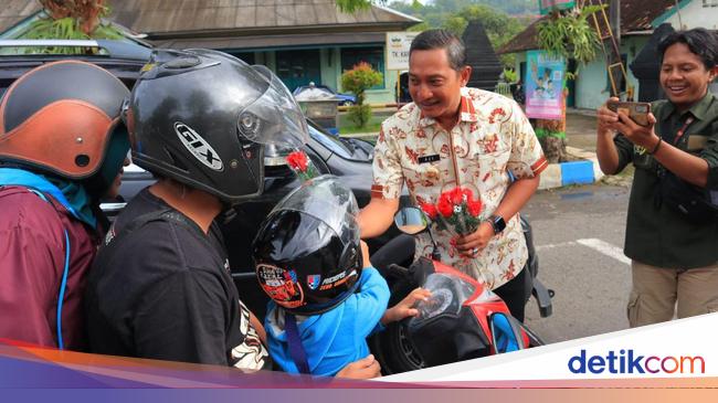 Peringati HPN, Wartawan-Bupati Bagi Bunga Kampanyekan Lawan Hoaks Peringati HPN, Wartawan-Bupati Bagi Bunga Kampanyekan Lawan Hoaks