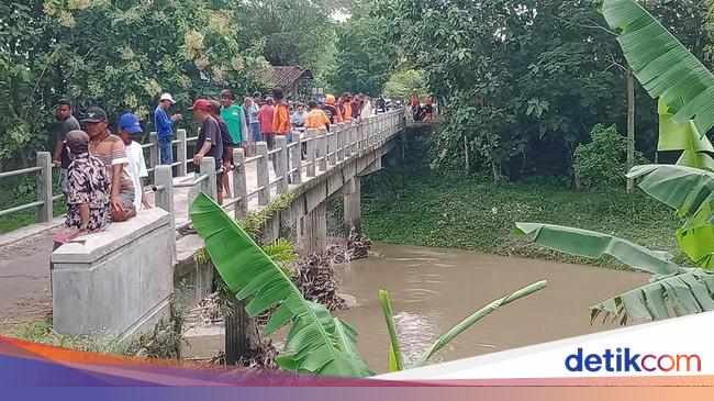 Terkuak! Pemilik Motor Misterius Parkir 3 Hari di Tepi Sungai Dengkeng ... Terkuak! Pemilik Motor Misterius Parkir 3 Hari di Tepi Sungai Dengkeng ...