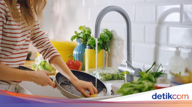 5 Tips Membersihkan Alat Masak Berminyak, Mudah dan Praktis!