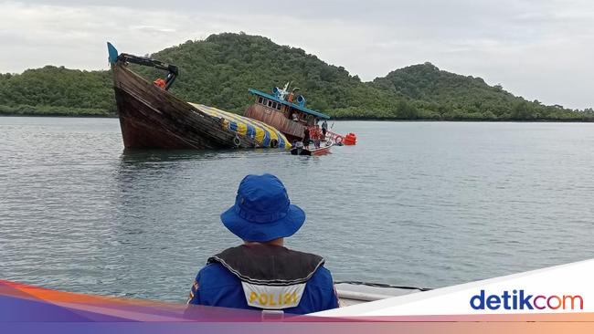 Kapal Pengangkut Kelapa Tenggelam Usai Hantam Karang di Perairan Batam