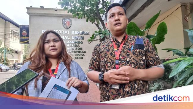 Pelapor Serahkan Bukti 'Hakim Sulap Putusan MK' dalam 49 Menit ke Polisi Pelapor Serahkan Bukti 'Hakim Sulap Putusan MK' dalam 49 Menit ke Polisi