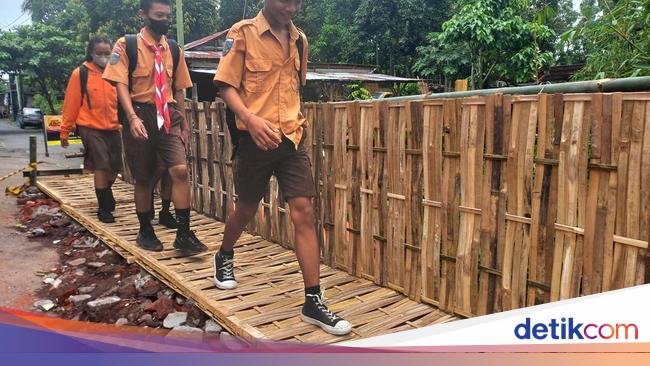 Tak Kunjung Diperbaiki, Warga Swadaya Buat Jembatan Darurat dari Bambu