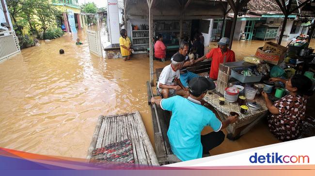 Potret Warga Pasuruan Asyik Ngopi di Tengah Banjir