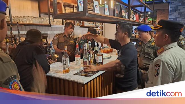 Satpol PP Sita Ratusan Botol Miras saat Razia Toko Jamu-Kafe di Tangsel