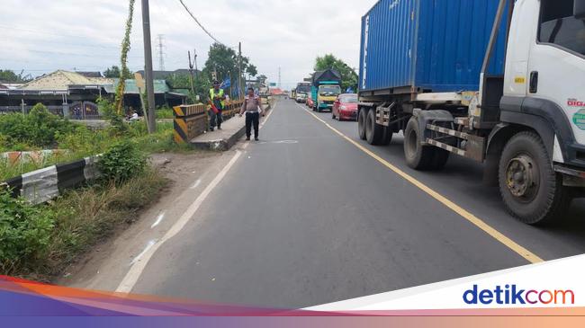 Kakek Asal Malang Tewas Terlindas Truk Usai Tabrak Trotoar di Mojokerto