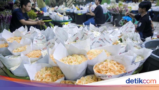 Jelang Valentine, Warga Berburu Bunga di Pasar Rawa Belong