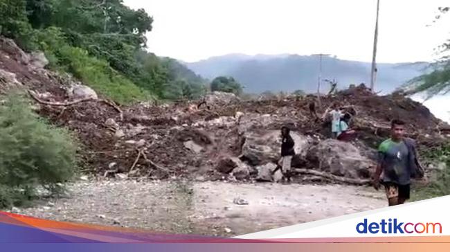 Alat Berat Dikerahkan Bersihkan Material Longsor di Desa Tuakau Kupang