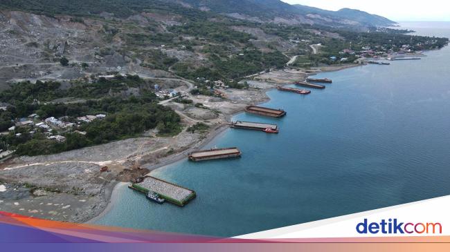 Foto Udara Aktivitas Tambang Galian C di Teluk Palu