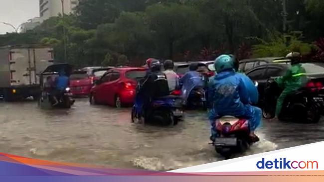 Lalin di Depan Kantor Gubernur Sulsel Macet Parah gegara Banjir