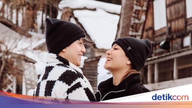 8 Foto Mesra Awkarin & Pacar Baru yang Tengah Liburan Bareng ke Jepang