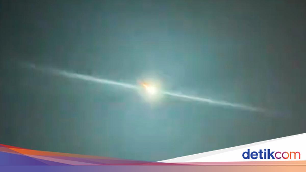 Bola Api Menyala Lintasi Langit Eropa