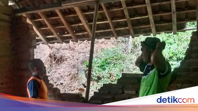 Dua Tebing Longsor Terjang dan Rusak 4 Rumah Warga Trenggalek