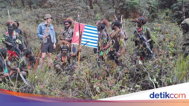 Beredar Foto Pilot Susi Air Bareng KKB, Polisi Ungkap Faktanya