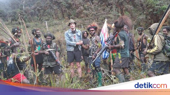 Potret Momen KKB Egianus Kogoya Bareng Pilot Susi Air