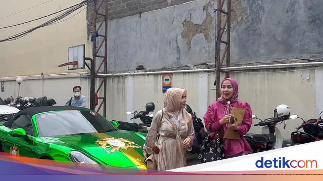 Naik Mobil Sport Roro Fitria, Venna Melinda Datangi Komnas Perempuan Naik Mobil Sport Roro Fitria, Venna Melinda Datangi Komnas Perempuan