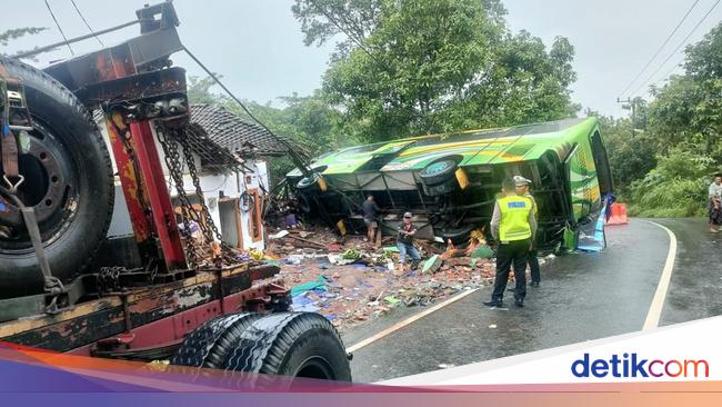 Bus Wisata Rombongan TK yang Terguling-Tabrak Rumah di Pasuruan Dievakuasi Bus Wisata Rombongan TK yang Terguling-Tabrak Rumah di Pasuruan Dievakuasi