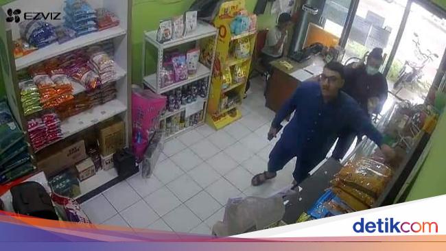 Komplotan Turis Curi Uang Bermodus Tukar Duit Kembali Beraksi di Gresik. Komplotan Turis Curi Uang Bermodus Tukar Duit Kembali Beraksi di Gresik.