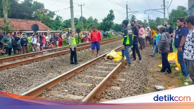 Pemotor Tewas Tertabrak Kereta di Perlintasan Tanpa Palang Pintu Bogor